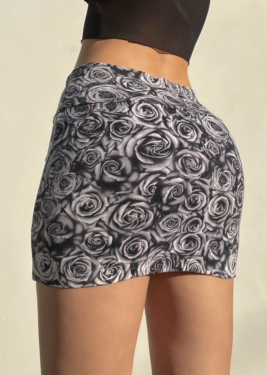 Y2k Roses Graphic Mini Skirt (M) – Retro and Groovy